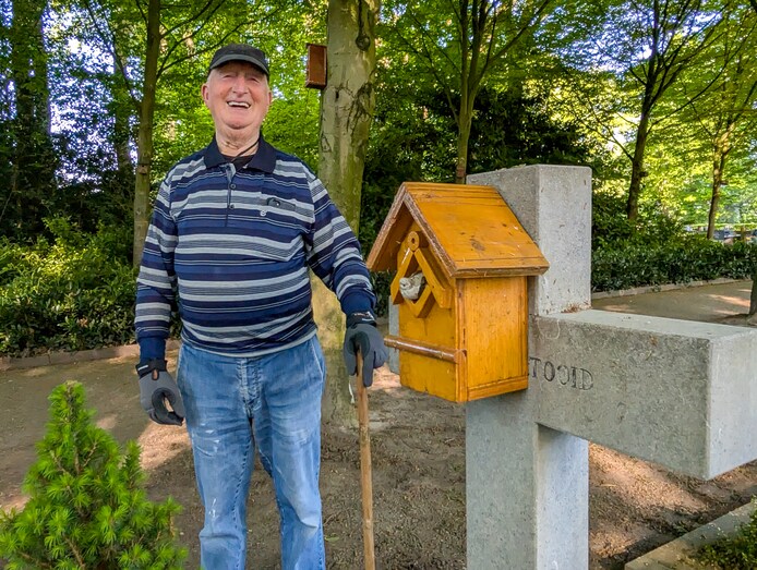 Will (88) maakt vogelhuisjes voor het hele dorp: ‘Zelfs op het graf van mijn vrouw hangt er een ...