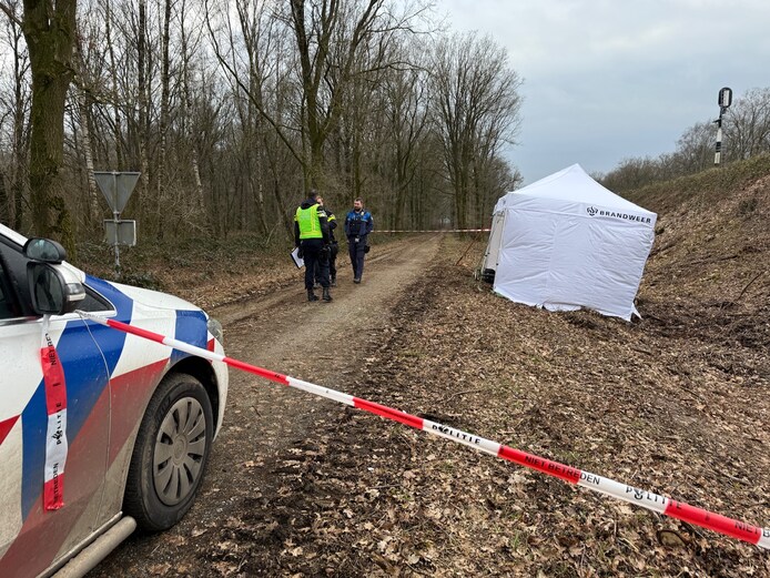Overleden man op fietspad in Oeffelt stierf een natuurlijke dood, onderzoek afgerond | Brabant ...