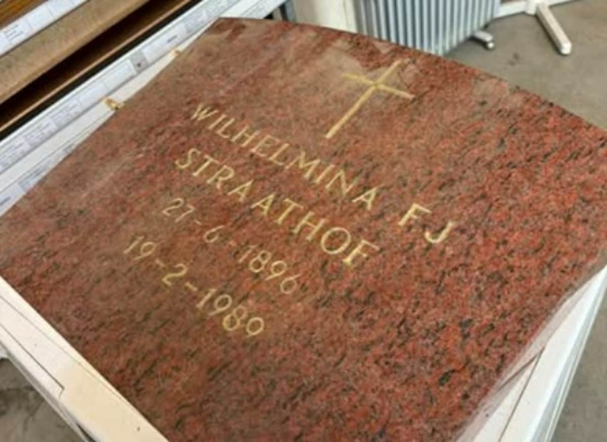 Grafsteen duikt op bij kringloopwinkel: ‘Dat voelt niet goed ...