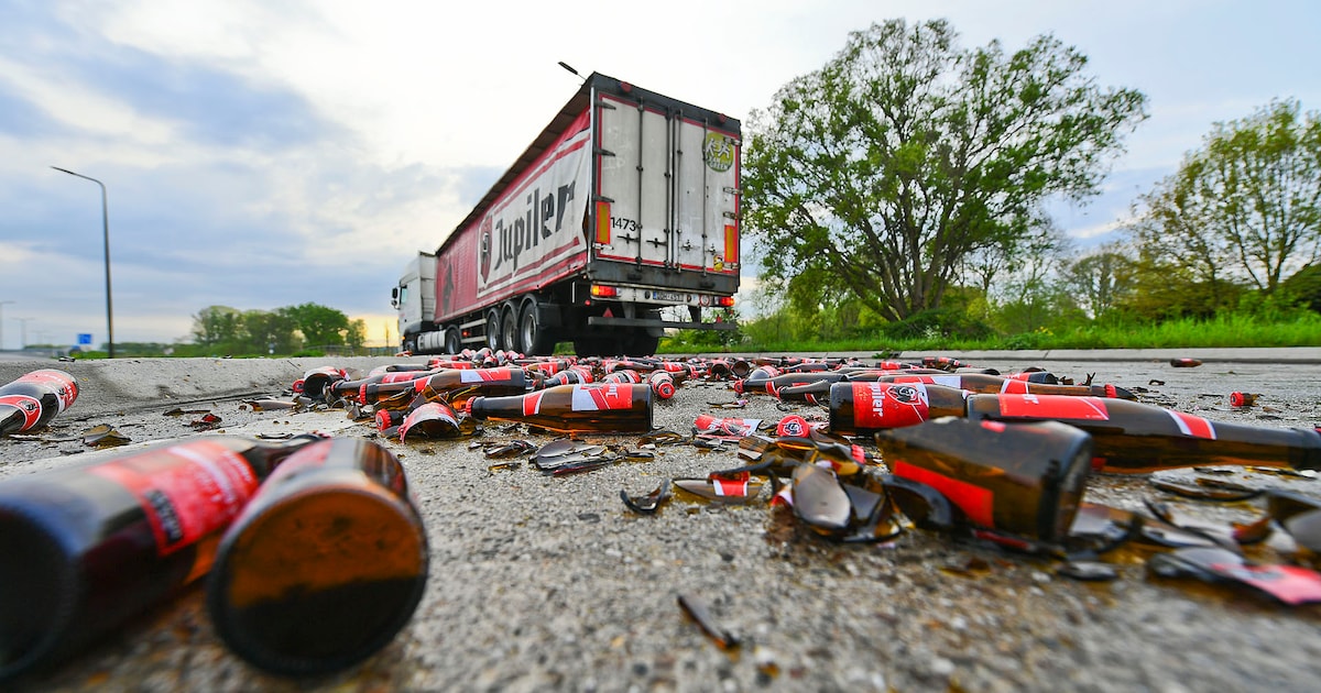 Rotonde in Valkenswaard vol met bierflesjes als vrachtwagen lading ...
