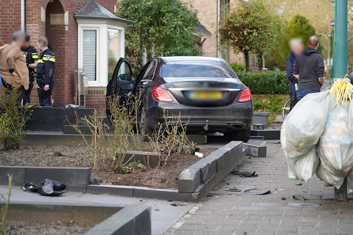 Automobilist verliest macht over het stuur in Dongen en rijdt voortuin ...
