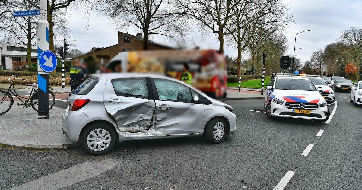Auto’s botsen op kruising in Valkenswaard, diepe deuk in portier door ...