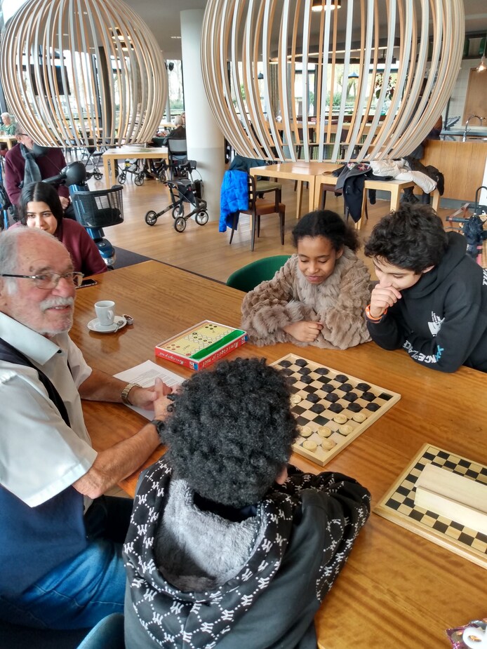 Waar vind je honderden docenten? Lezer Piet weet het wel | Opinie | ed.nl