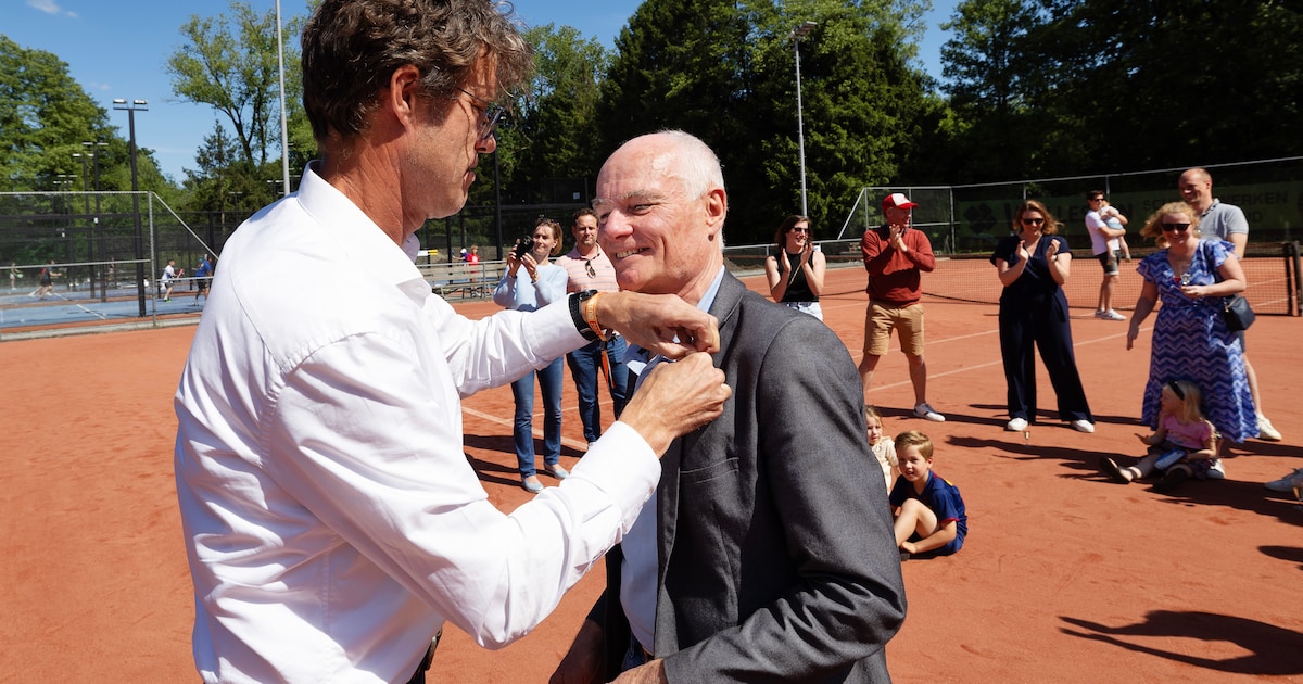 Tennisvoorzitter Chris krijgt zeldzame onderscheiding en zwaait na 43 ...