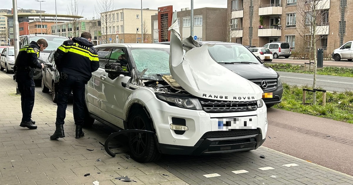 Deel van auto in Eindhoven ontploft door zwaar vuurwerk | Eindhoven | ED.nl