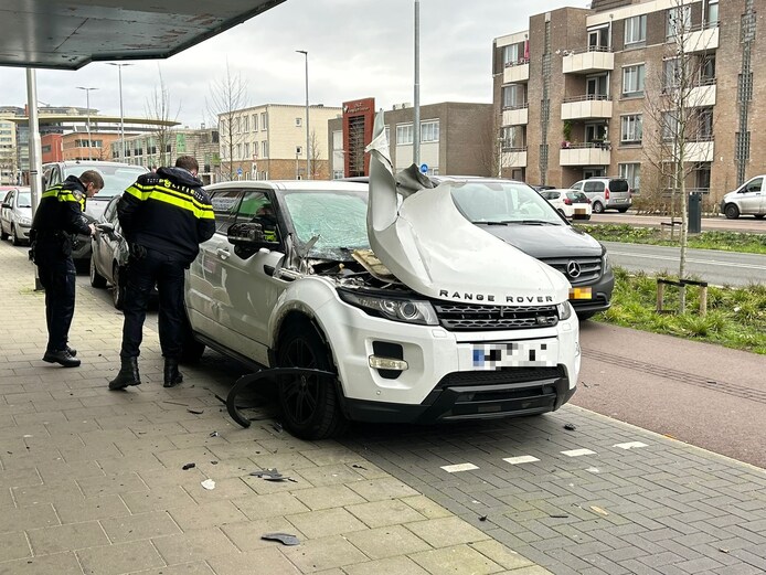 Deel van auto in Eindhoven ontploft door zwaar vuurwerk | Eindhoven | ed.nl