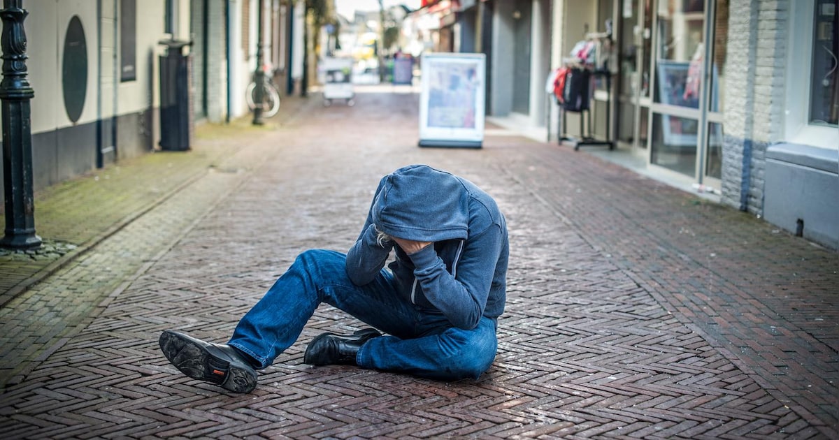Verwarde man loopt al jaren naakt bij scholen en poept in de tuin van ...