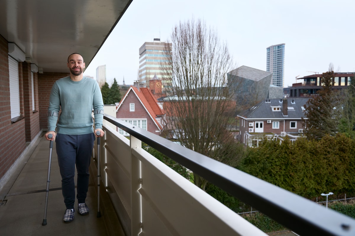 Pijn beheerste zijn leven, nu loopt Alexander al dagen na wereldprimeur ...
