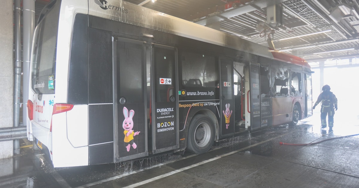 Stadsbus bij remise Hermes in Eindhoven vat vlam: een slachtoffer naar ...