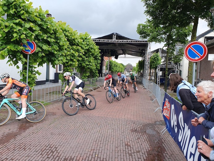 Westerhovense Wielerronde weer over het bochtencircuit in dorpscentrum ...