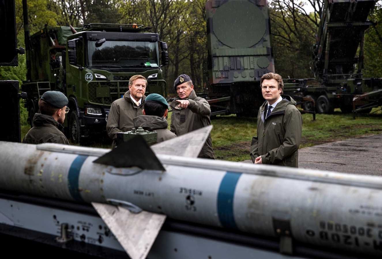 Koning bestuurt megadrone tijdens werkbezoek in de regen aan Vredepeel ...