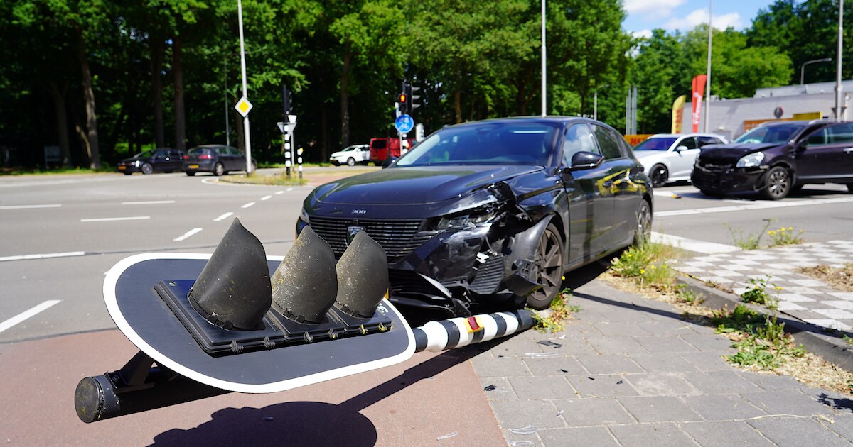 Auto ramt stoplicht na kop-staartbotsing met drie auto’s in Tilburg | 112 nieuws Tilburg | ed.nl