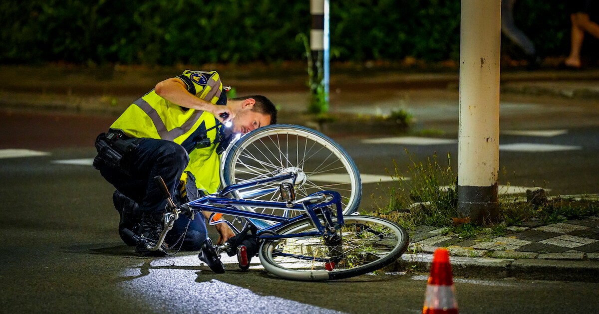 Fietser vliegt meters door de lucht en breekt been bij aanrijding in ...
