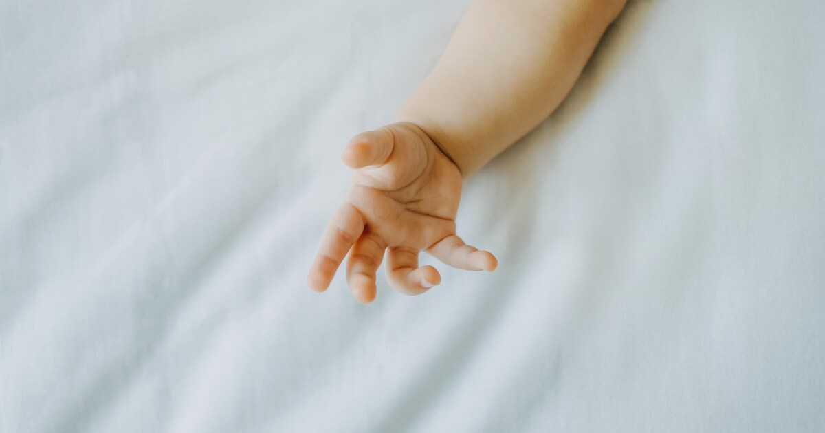 Jonge vader breekt armpje eigen baby, rechtbank denkt dat hij het niet ...