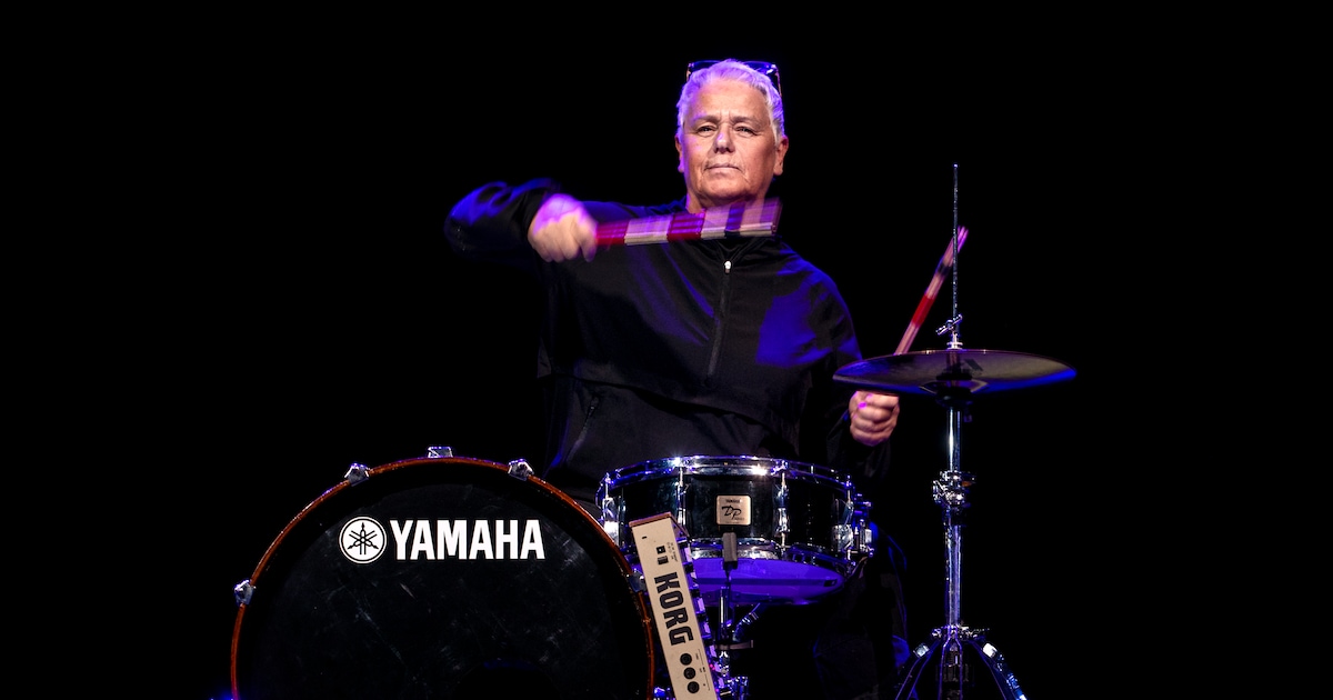 Drummer Renee (62) stopt na 35 jaar bij coverband Betty Blue en gaat ...