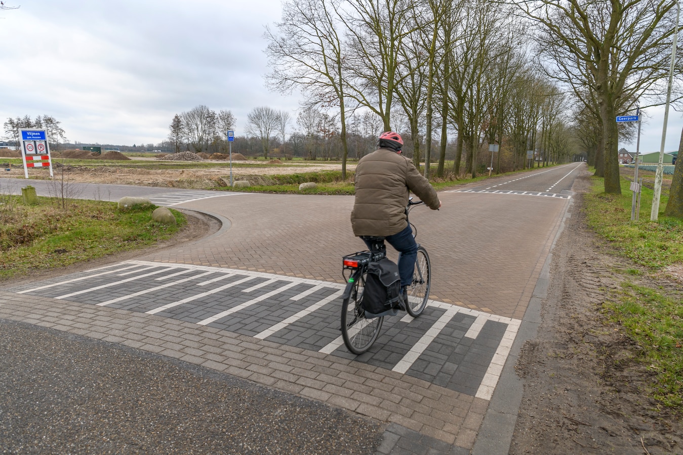 De weg flink breder, een vrijliggend fietspad en mogelijk een rotonde. Plan voor Tuinbouwweg ...
