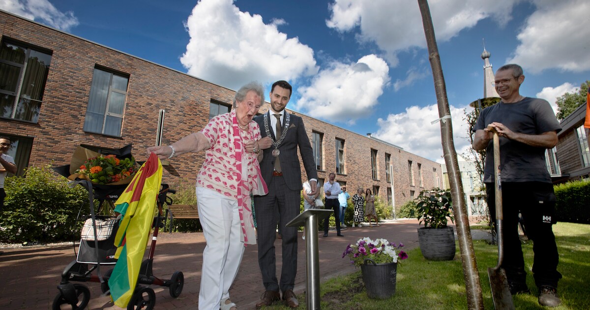 100-jarige Riet ziet er altijd mooi uit; ‘Zo niet, dan ben ik er niet ...