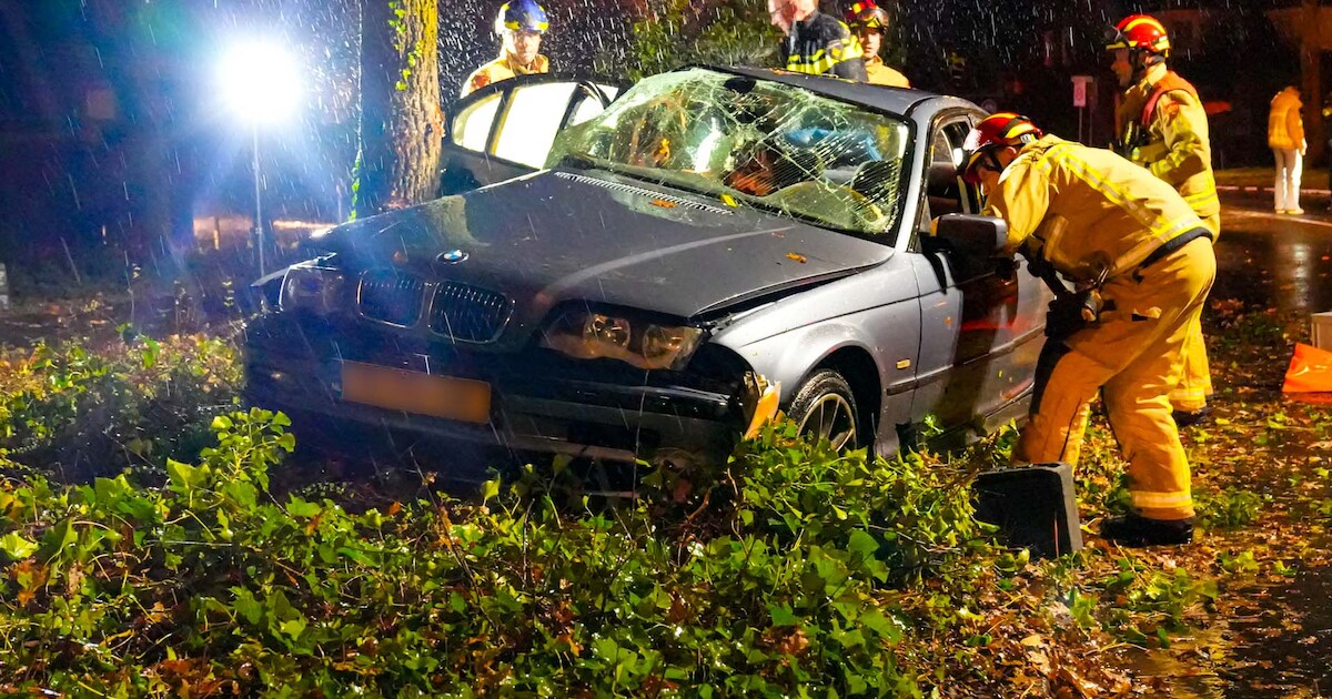 Auto raakt na flauwe bocht van de weg en botst tegen boom in Helmond, inzittenden naar het ...