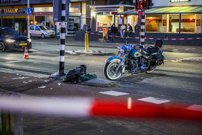 Motorrijder botst met auto en valt tegen paal op Leenderweg in ...