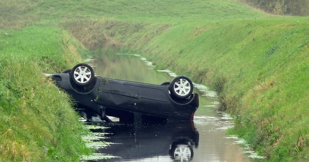 Auto raakt van de weg en belandt in de sloot langs de A50 bij Son en ...