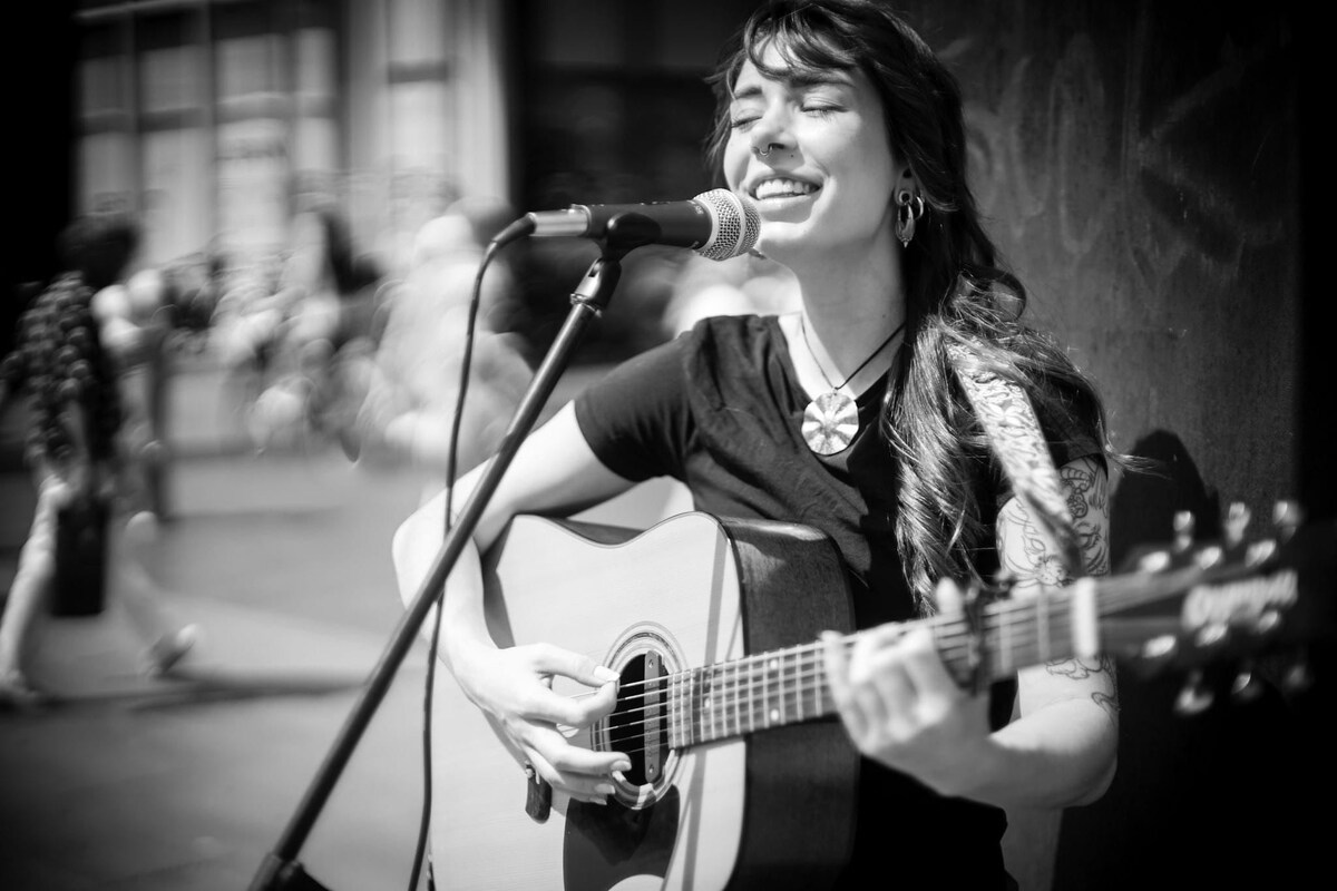 Kira Steijvers (23) schrijft muziek uit gevoel en zingt met passie, ook als straatmuzikant ...