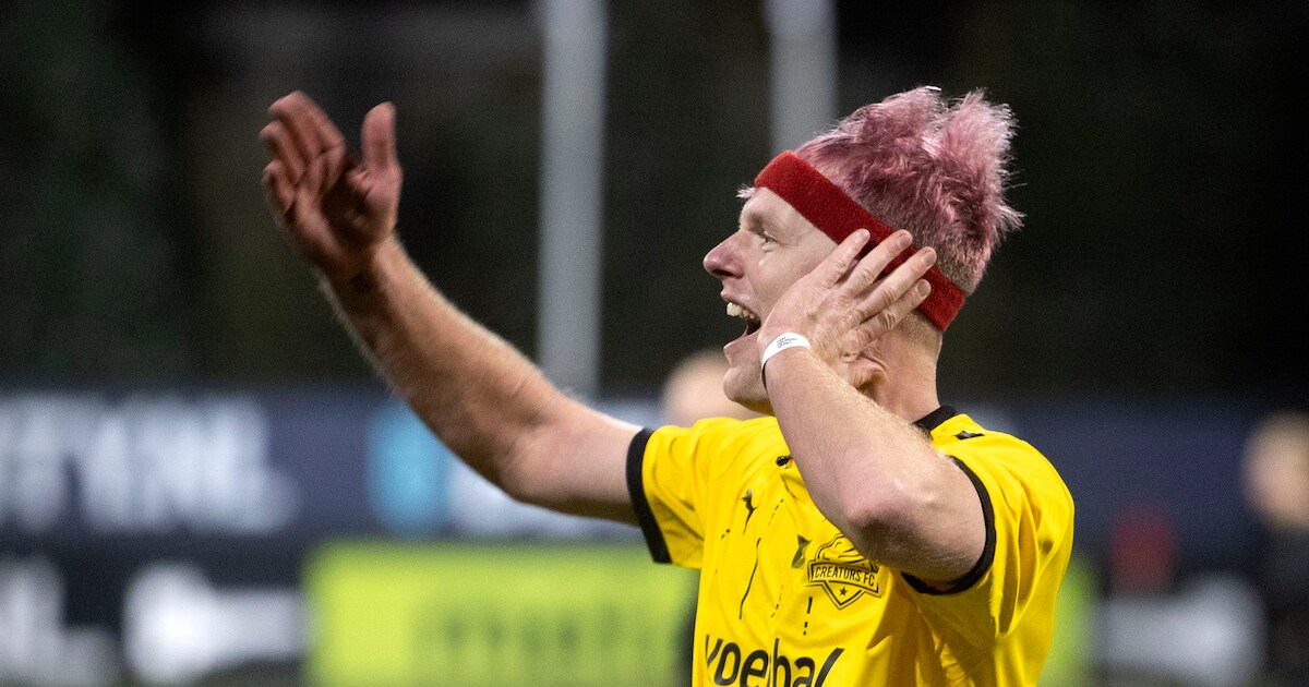 Jeugd klimt zelfs in de lichtmasten om een glimp van Enzo en Jay Jay op ...