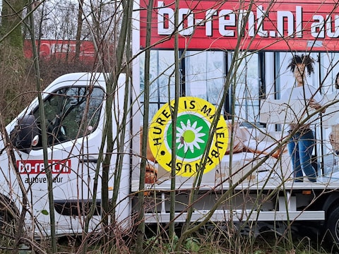 A small truck carrying drug waste gets stuck in Eindhoven, offenders ...