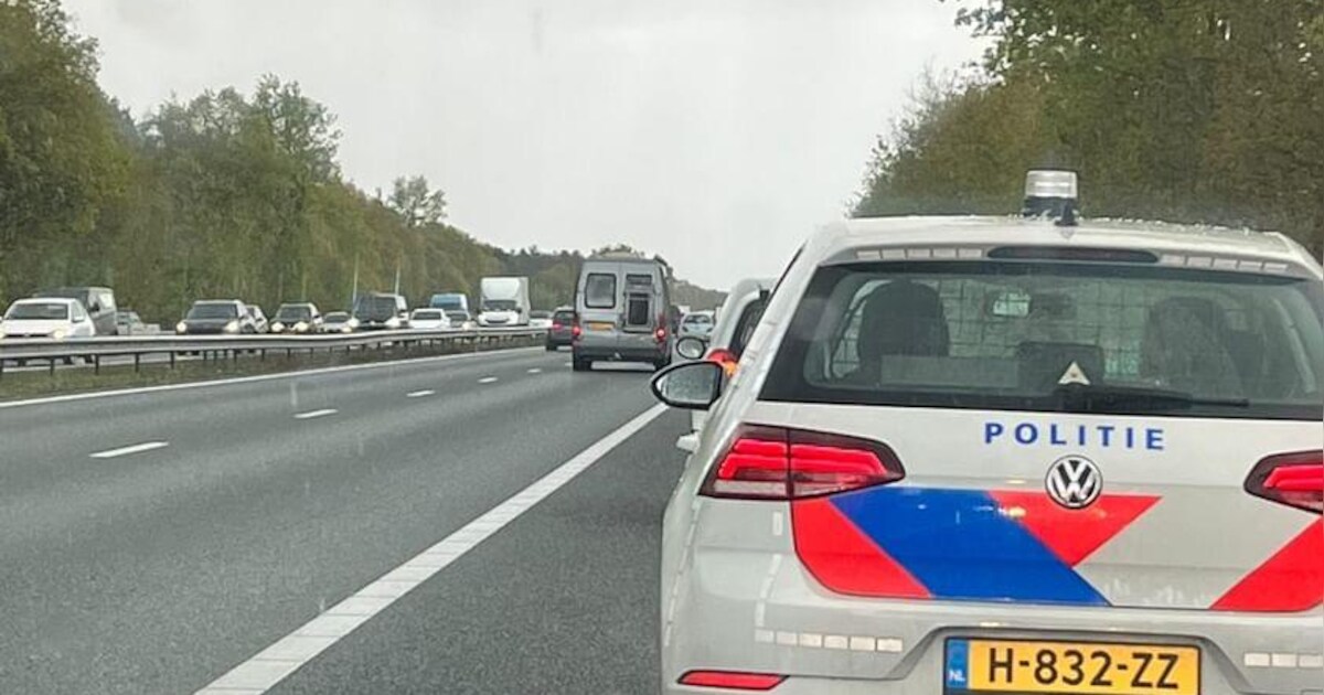 Automobilist stopt op de vluchtstrook van A2 door lege tank, maar moet ...