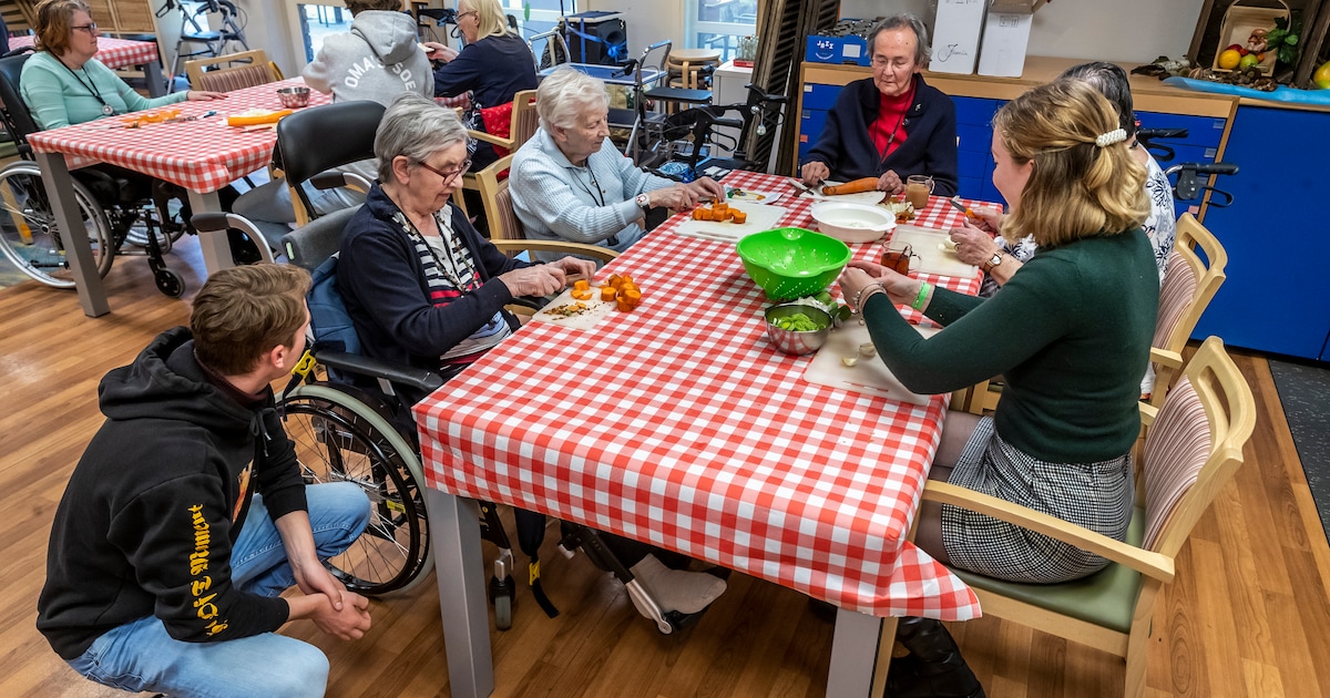 Studenten maken Oma’s Soep tegen eenzaamheid: ‘samen koken en samen ...