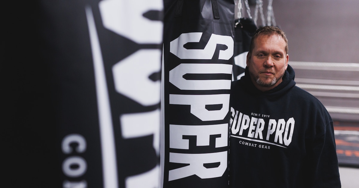 Wie is toch die bescheiden man achter het succes van Rico Verhoeven ...