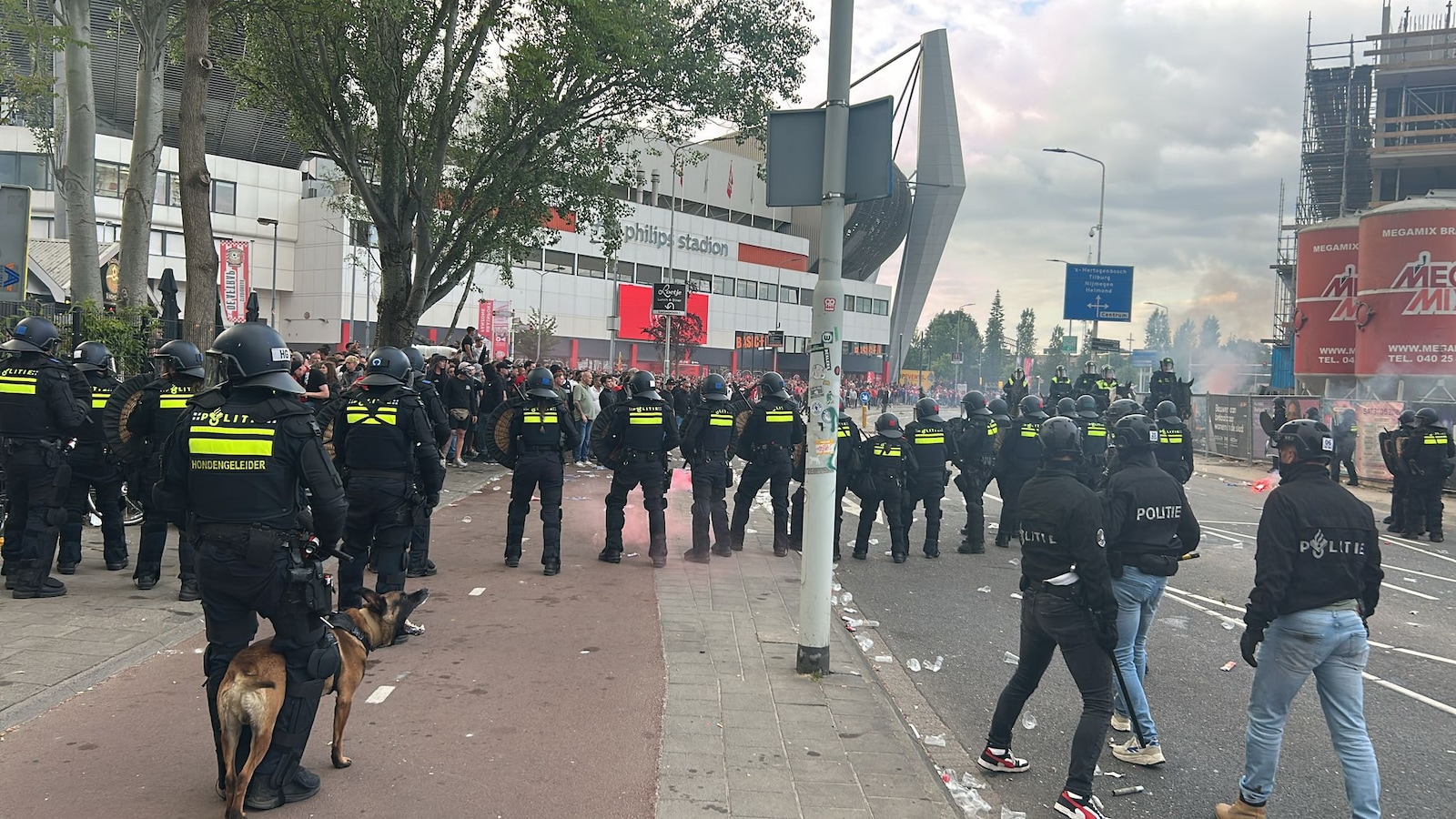 Veertien agenten gewond bij rellen PSV, twee door politiehond gebeten ...