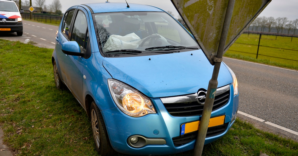 Vrouw neemt bocht te kort en botst frontaal tegen voorrangsbord in ...