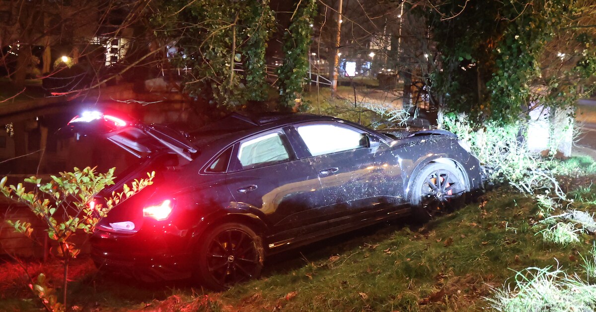 Dure auto uit trouwstoet rijdt tegen verkeer in, vliegt uit de bocht en ...