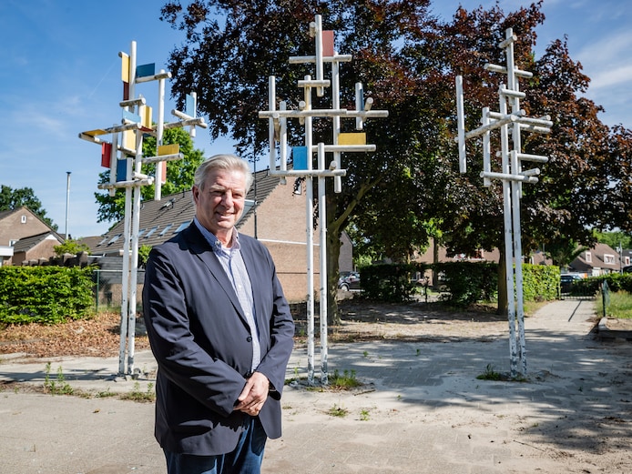 Toine Manders zoekt iemand die zijn stalen bomen wil redden van de ...