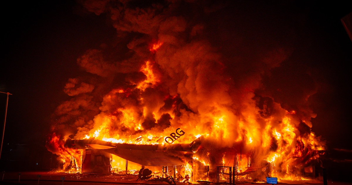 Zeer grote brand in meubelzaak, brandweer extra voorzichtig vanwege ...
