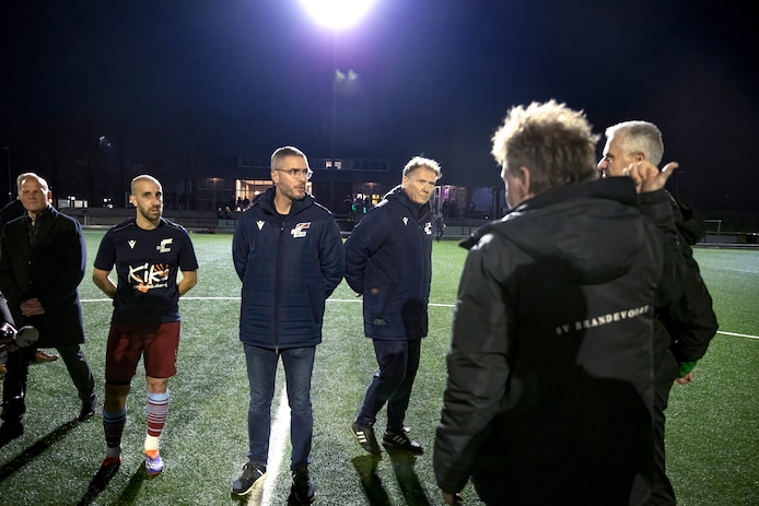 22 voetballers, 2 grensrechters, maar géén scheidsrechter: zo verloopt ...