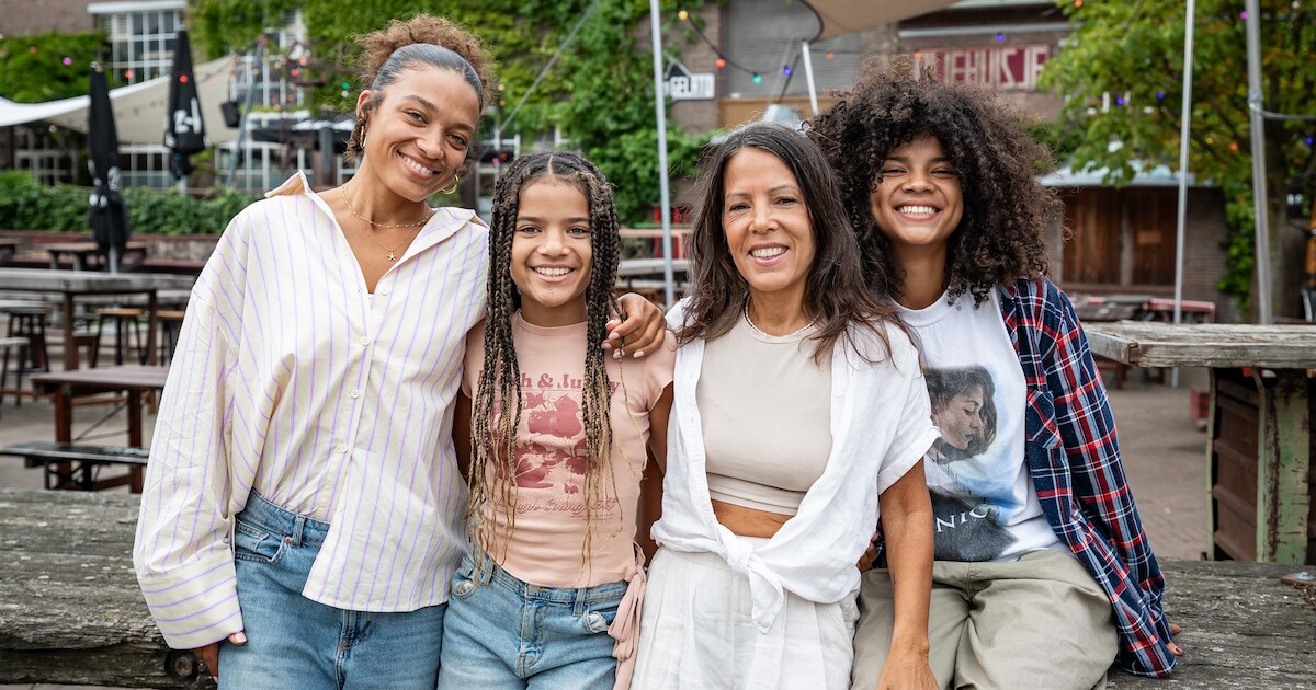 Inge (50) uit Eindhoven en haar drie dochters zijn al tien jaar op ...