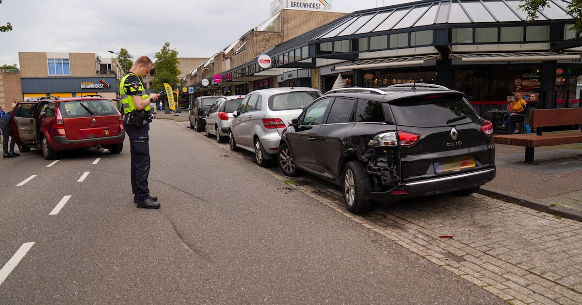 Automobiliste wijkt uit voor tegenligger en botst op geparkeerde auto ...