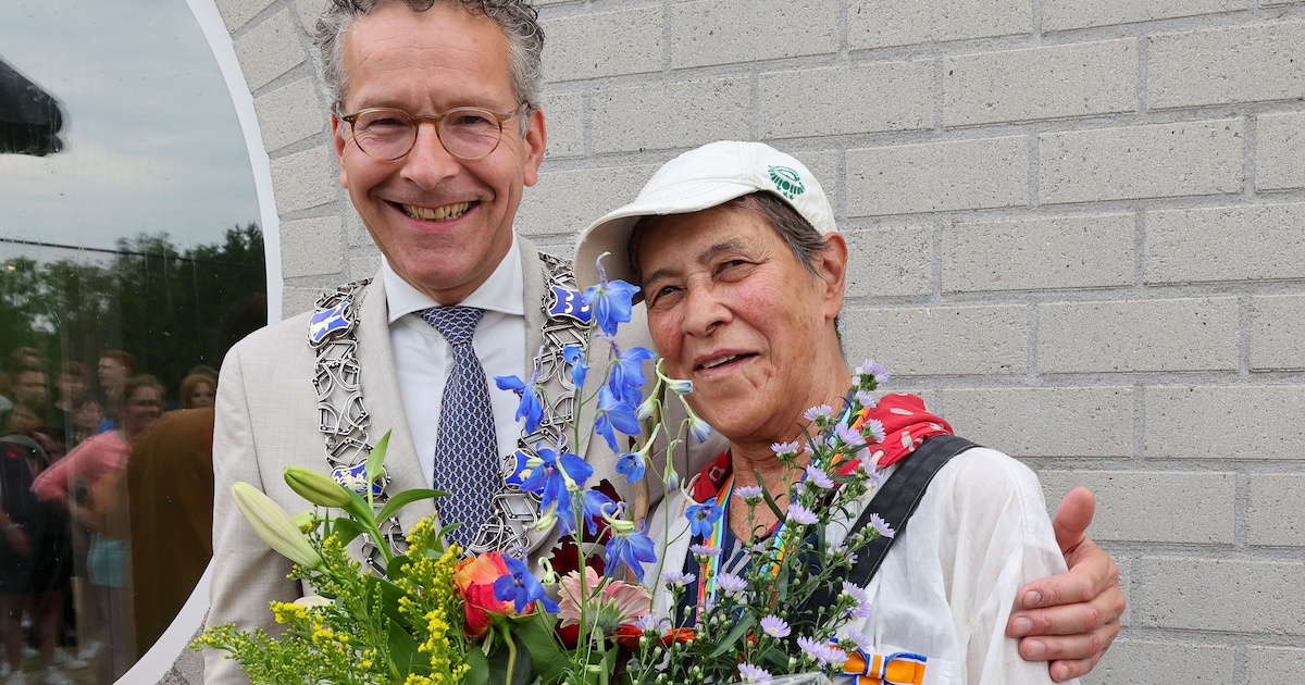 Lintje voor Hedy Jane van Woesik, een begrip bij hockeyclub DVS | Regio ...