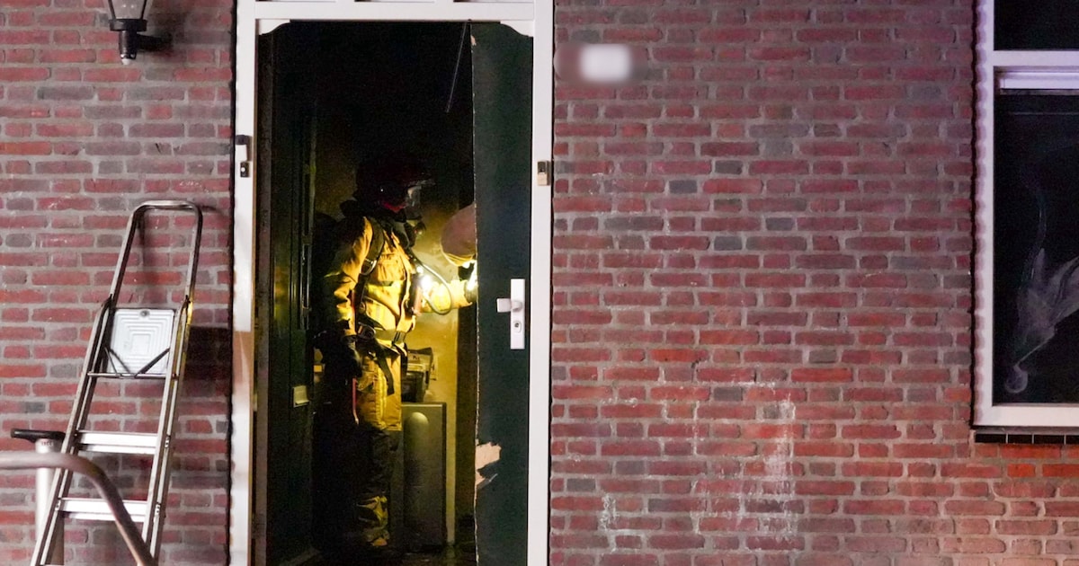 Brandweer redt man uit brandend huis in Helmond door deur open te ...