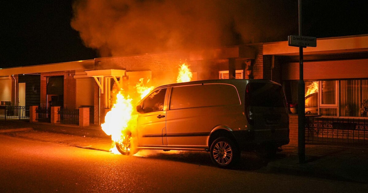 Busje vliegt vlak voor huizen in brand in Helmond | 112 nieuws Helmond ...