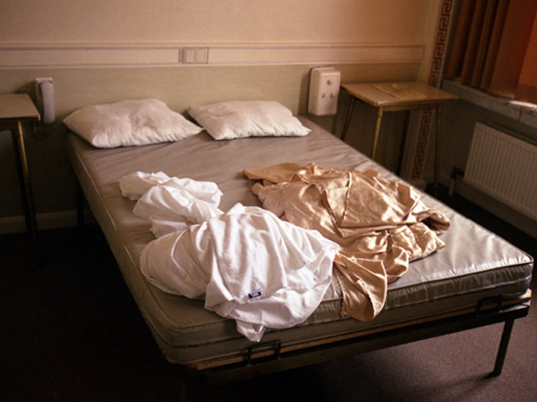 Resi (26) verborg jarenlang de kale plekjes op haar hoofd, nu heeft ze ...