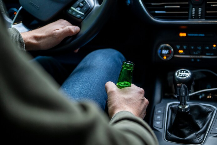 Politie onderschept dronken man (44) die achter het stuur wilde stappen: ‘Kon amper op zijn ...