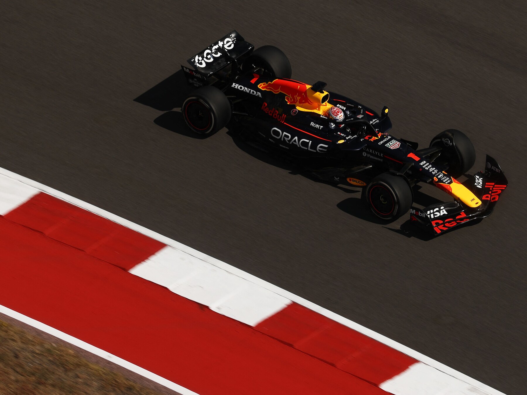 Max Verstappen ergert zich na P2 in kwalificatie aan in de weg rijdende ...