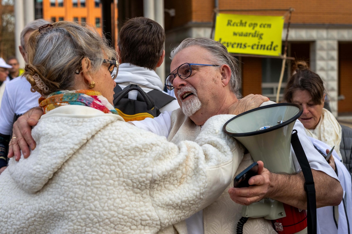 Toen zijn neef zichzelf in de fik zette, ging Hans (66) strijden voor ...