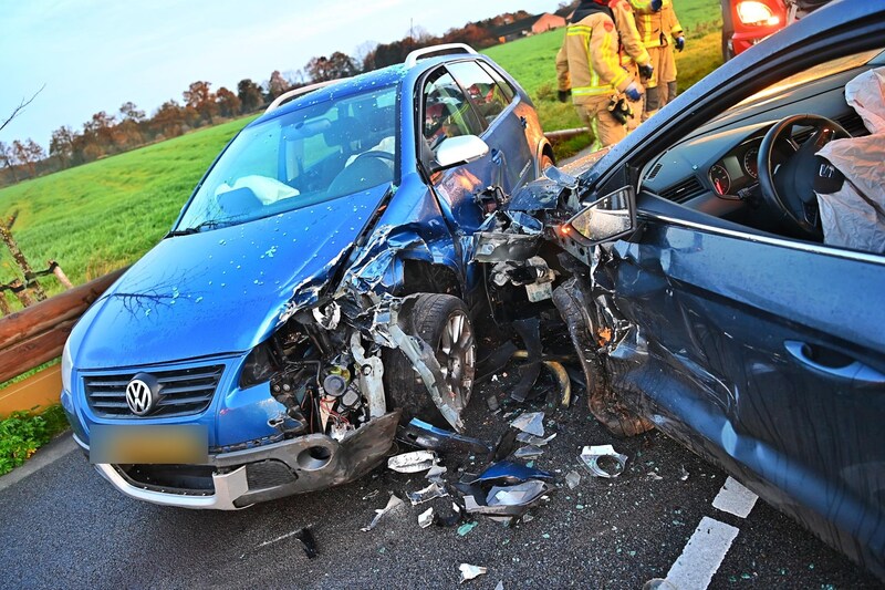 Grote schade na frontale botsing tussen auto’s in Bergeijk: weg ligt ...