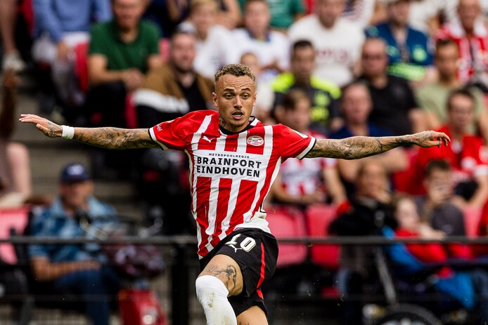 Noa Lang biedt bij PSV zijn excuses aan Luuk de Jong aan: ‘Zo praat je niet tegen een aanvoerder ...