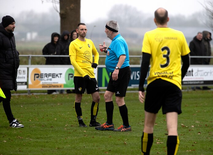 ‘Ik heb er genoeg van’, zegt de scheidsrechter en hij stapt het veld af ...