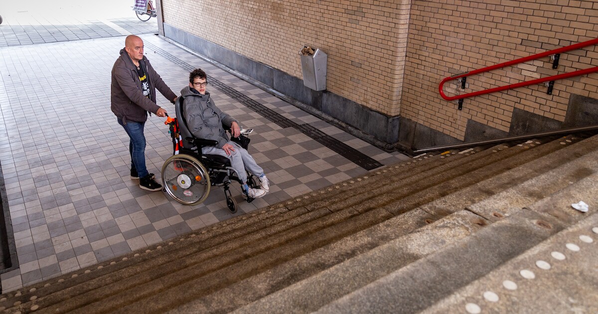 Lift op station Geldrop al maanden kapot door vandalen, Niels baalt ...