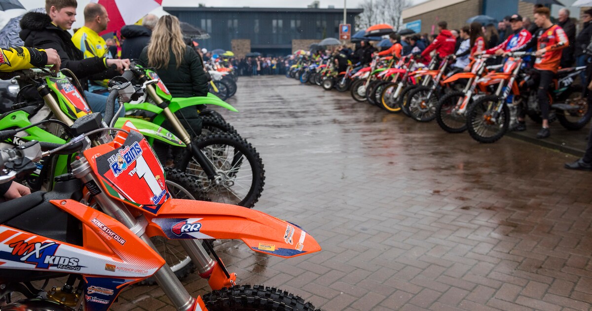Motorcrossers in een rij als eerbetoon aan Erwin Robins | De Peel | ED.nl